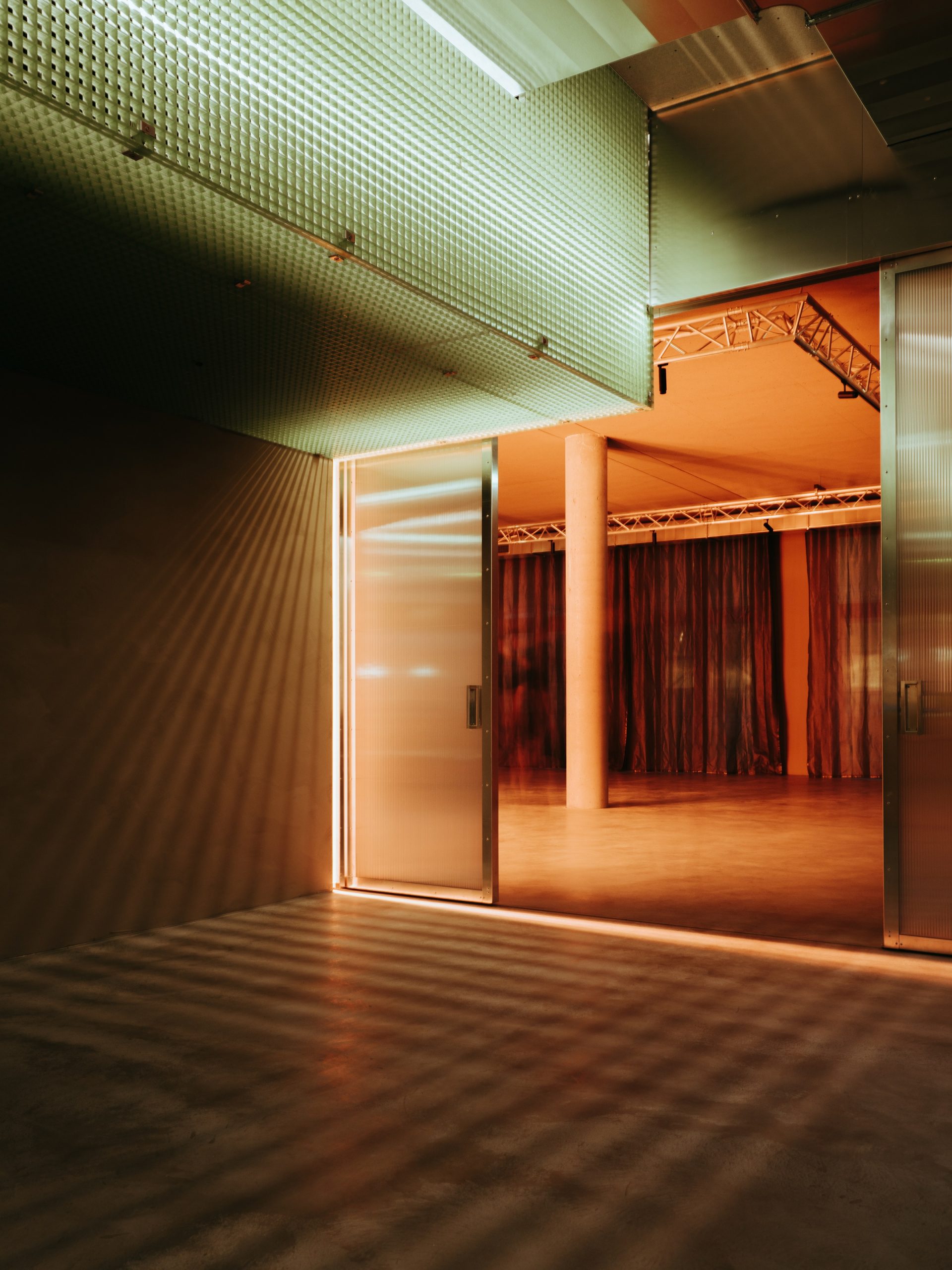 LES SPACE Berlin – ROOM DIVISION